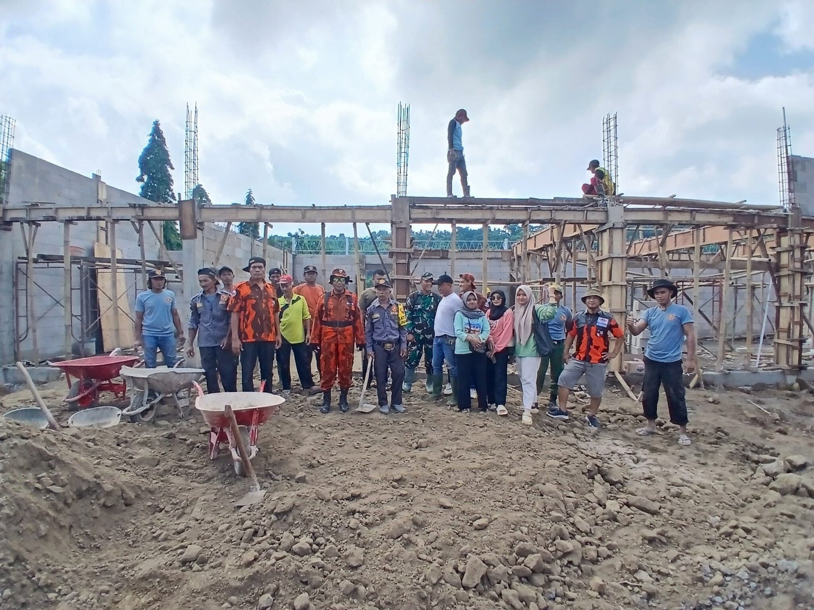 Sinergi Tanpa Batas: Kades Mulyadi "Kendi" Gandeng TNI-Polri dan Ormas ...