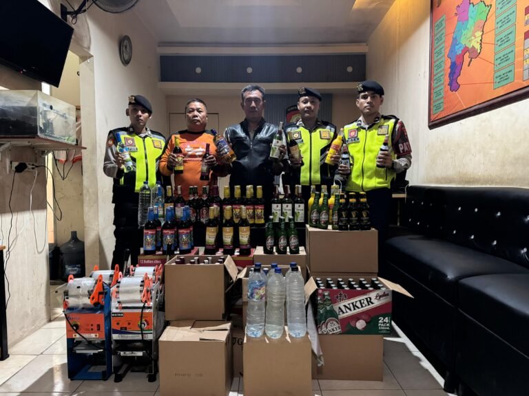 Ratusan Botol Miras Disita di Demak, Polisi Temukan Minuman Oplosan ...